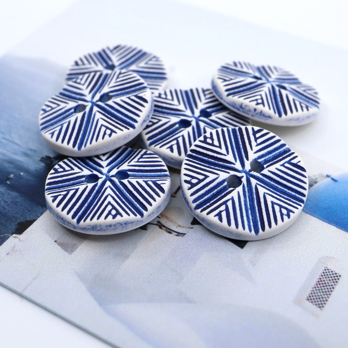 Buttons (Set of 6) - Blue & White Ridged | Poly | 18mm – Cloth Edit